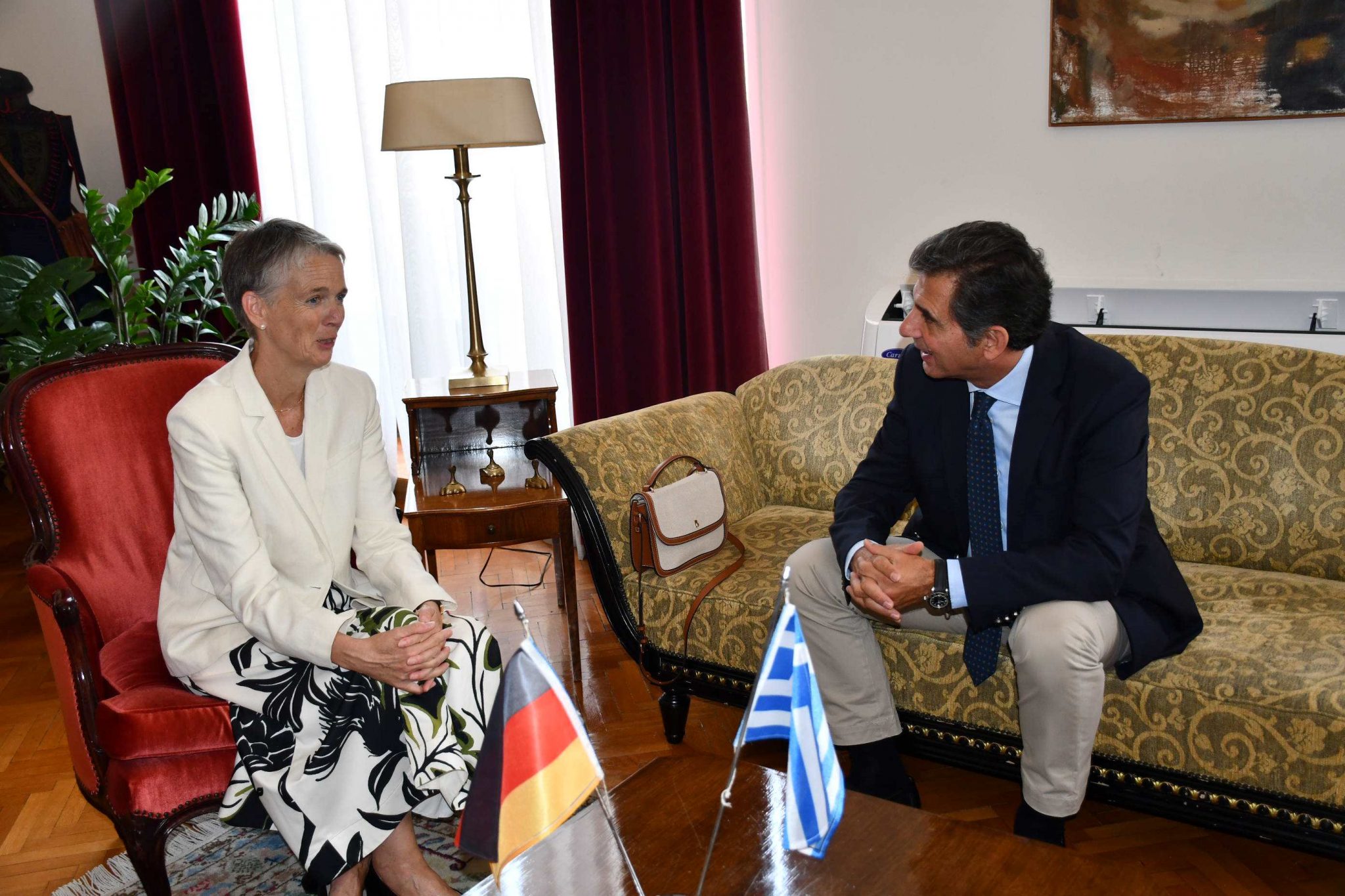 Συνάντηση του ΥΜΑΘ Κωνσταντίνου Π. Γκιουλέκα με την Γενική Πρόξενο της ...